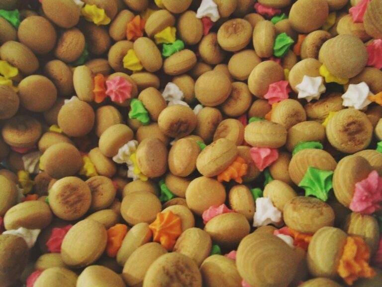 Sering disebut “Kue monas” atau “kue kancing”, nama kue ini sebenarnya ...