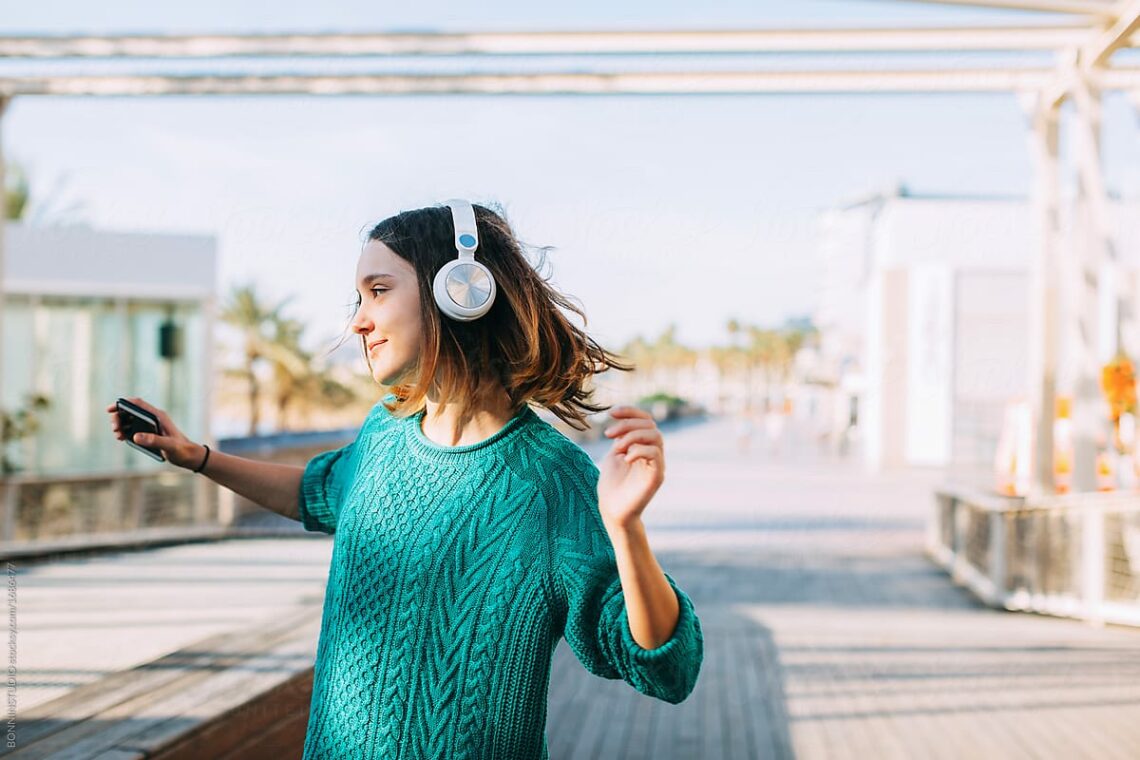 Lirik Lagu Happy – Skinnyfabs, Lagu Yang Cocok Kamu Dengarkan Ketika Santai